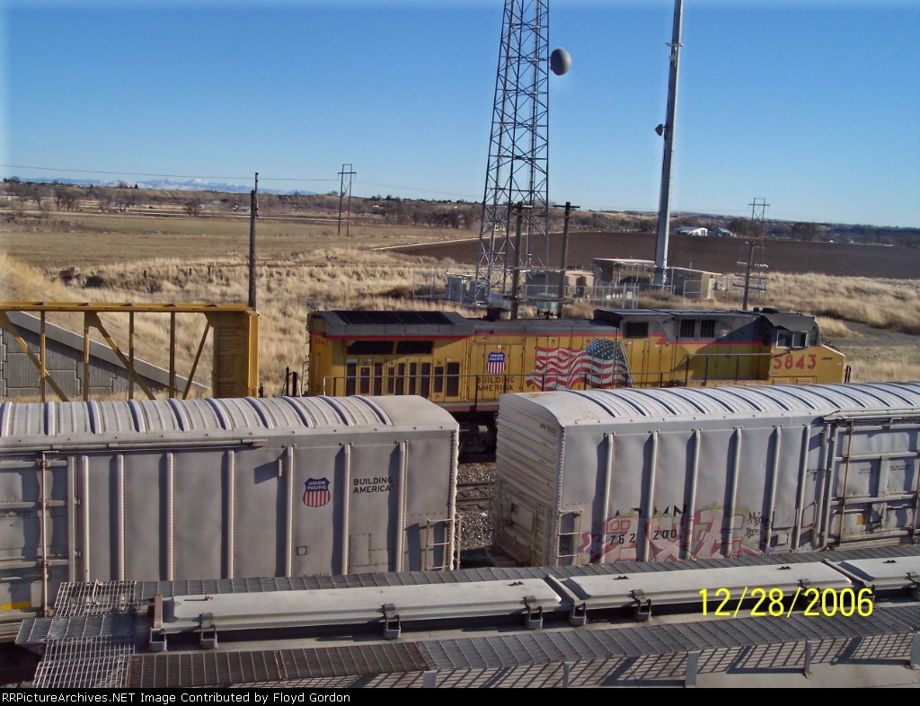 UP 5843 on westbound freight